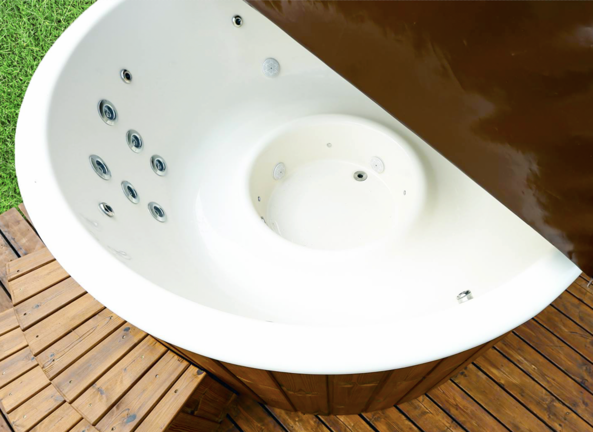 Deluxe Fibreglass Wood-Fired Hot Tub | Royal Tubs